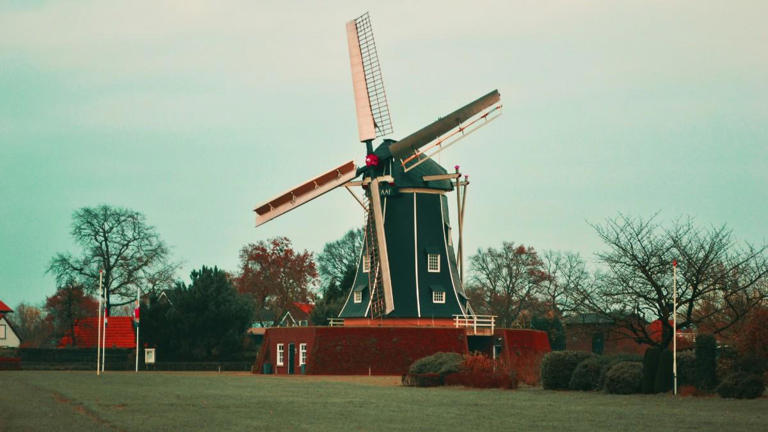 Donald Trump goes on wild rant about windmills as Irish prime minister ...