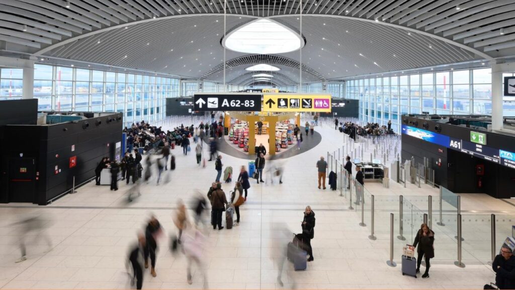 Furto in aeroporto a Fiumicino: ruba trolley di lusso a una turista ...