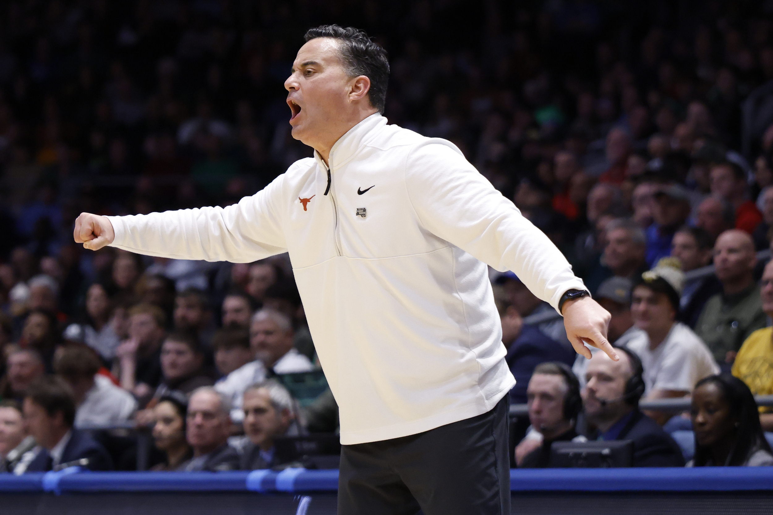 Texas coach goes off on assistant who stormed the court too early