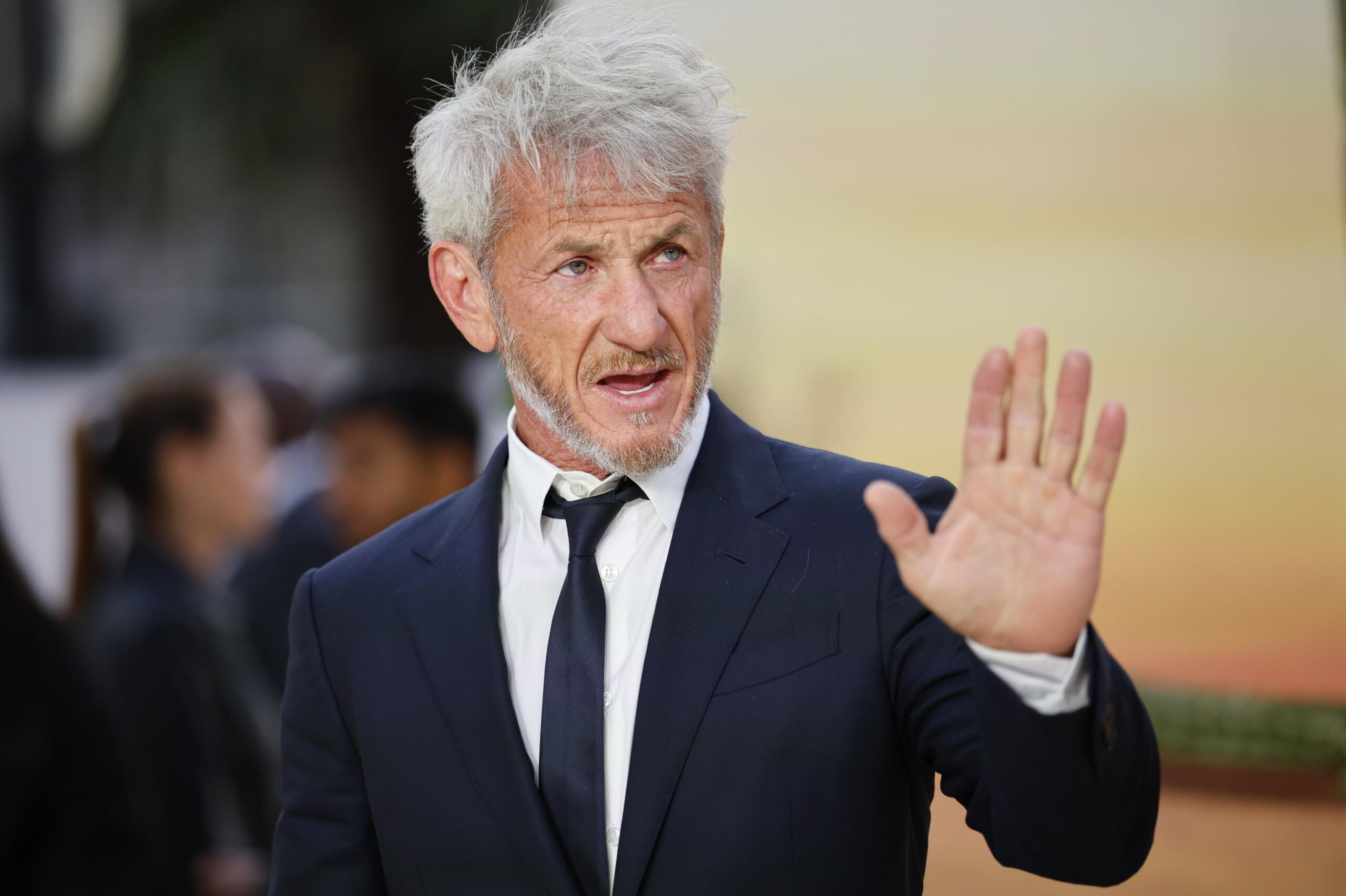 A Sean Penn un Oscar speciale realizzato con detriti della guerra in ...