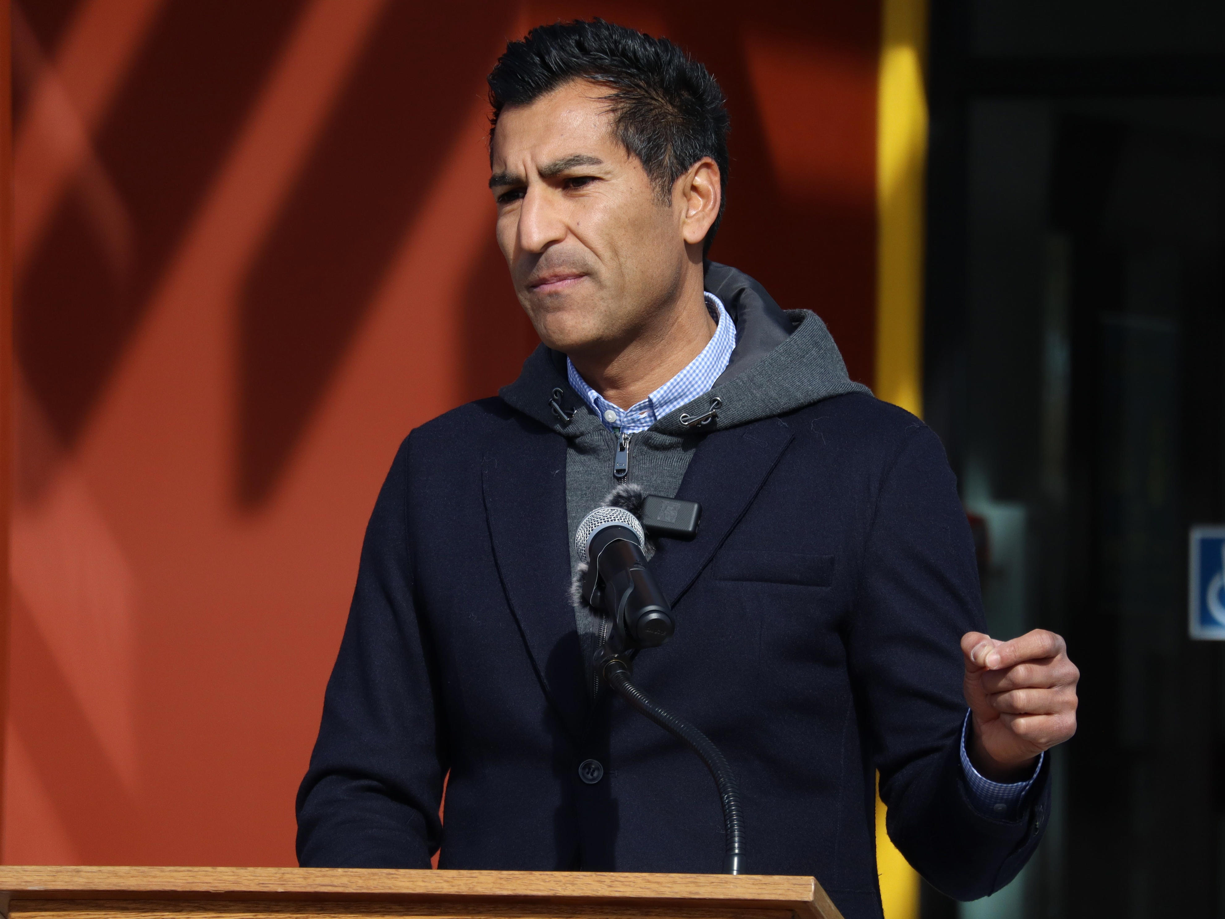 Robert Rivas takes early lead in Assembly District 29 race