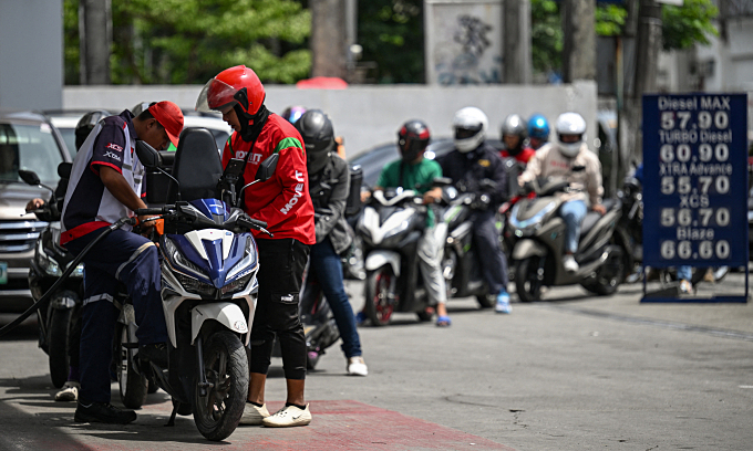 Philippines puts brakes on public transport fare hike