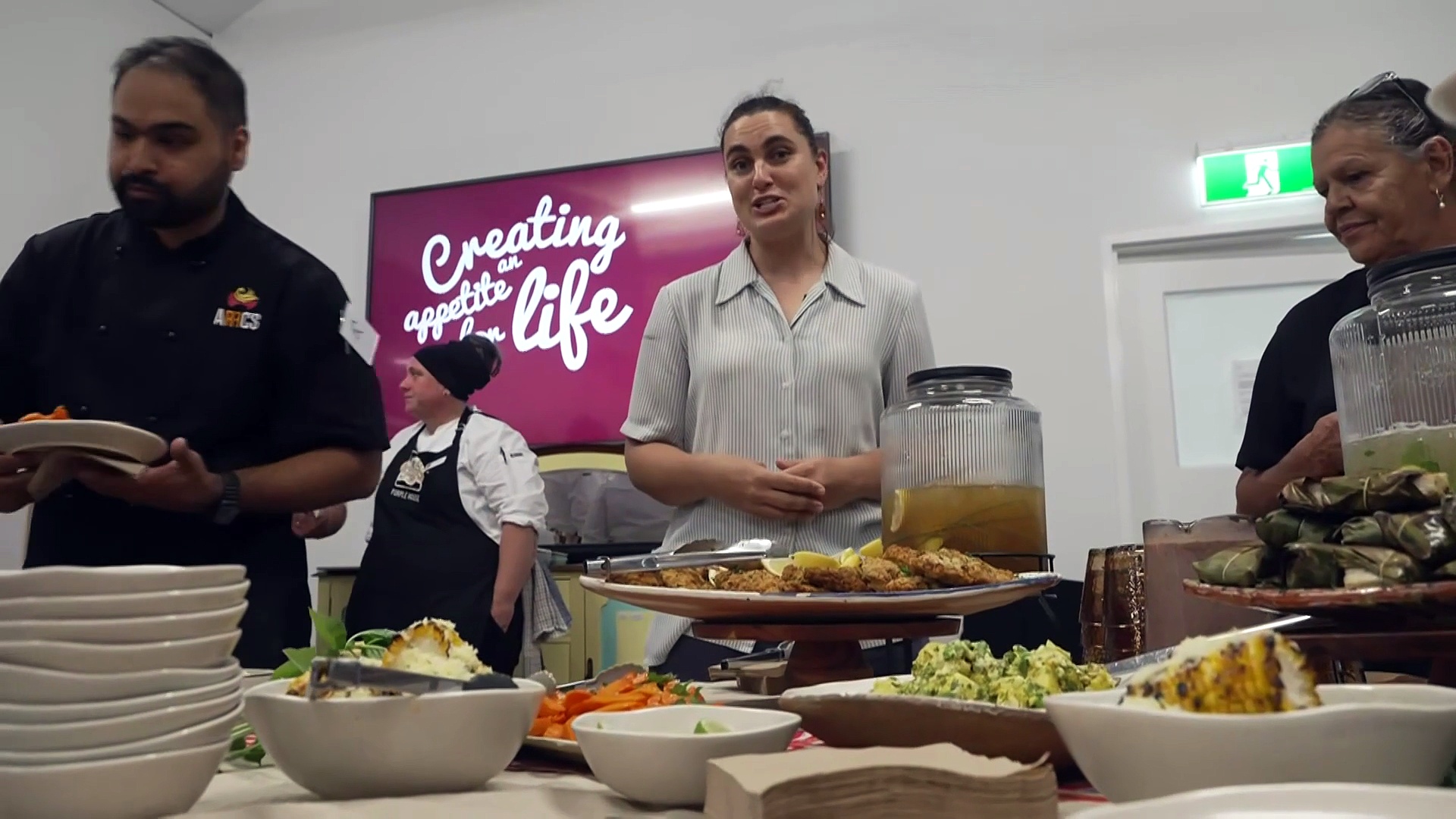Celebrity chef Maggie Beer trains aged care chefs in Alice Springs