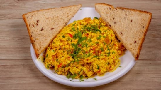 Paneer scrambled eggs recipe for high-protein Indian breakfast that ...