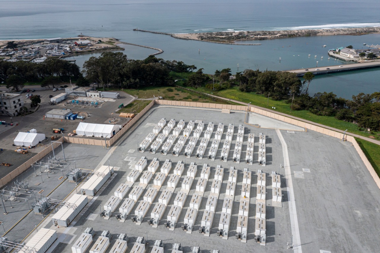 As EV market stalls, battery makers shift to grids and data centers