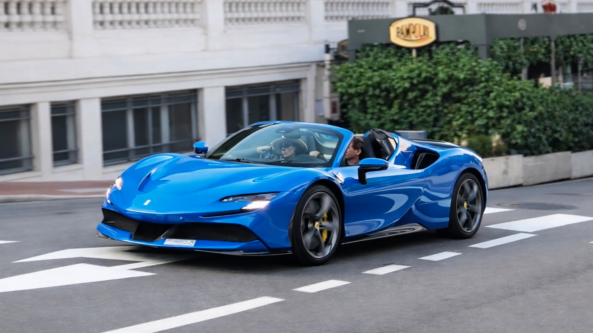 $375K Ferrari 296 GTS rijdt door Monaco