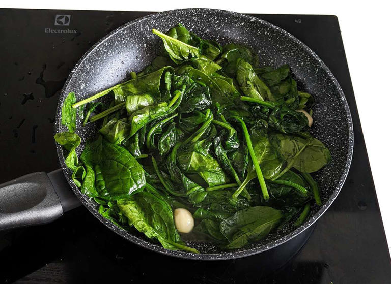 Pan-fried spinach, the tasty and easy-to-prepare side dish