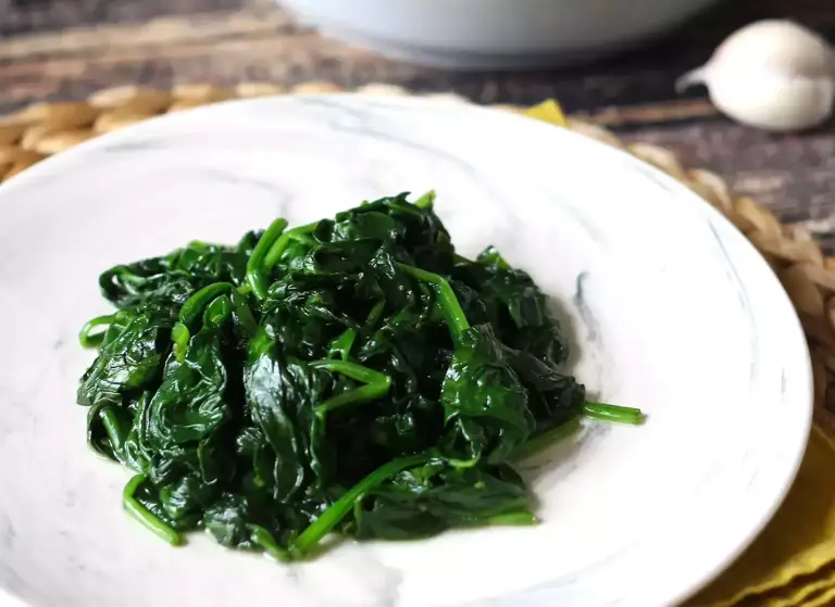 Pan-fried spinach, the tasty and easy-to-prepare side dish