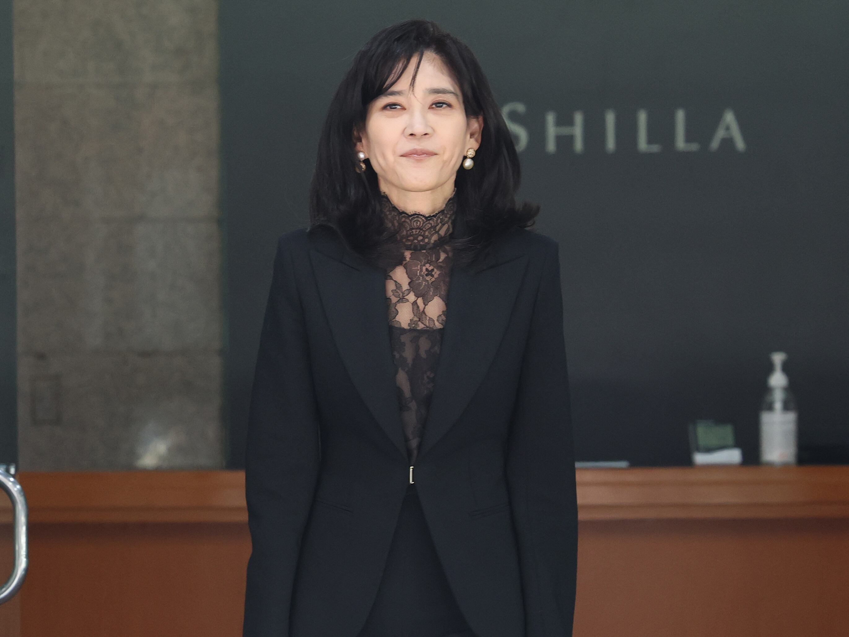 Lee Boo-jin repeats all-black at Hotel Shilla meeting
