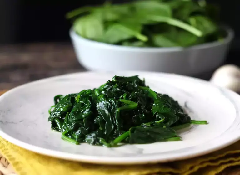 Pan-fried spinach, the tasty and easy-to-prepare side dish