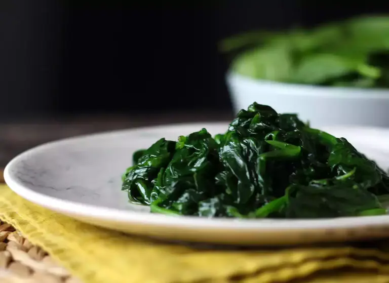 Pan-fried spinach, the tasty and easy-to-prepare side dish