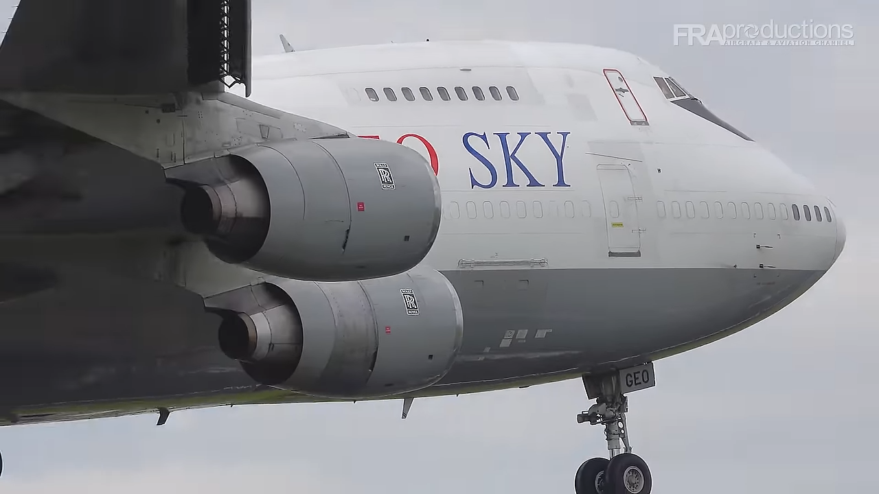 How massive aircraft slam down shockingly close to the crowd