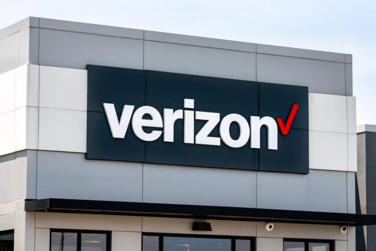 T-Mobile, Verizon, AT&T Go All-In On Discounts As Churn Surge Hits