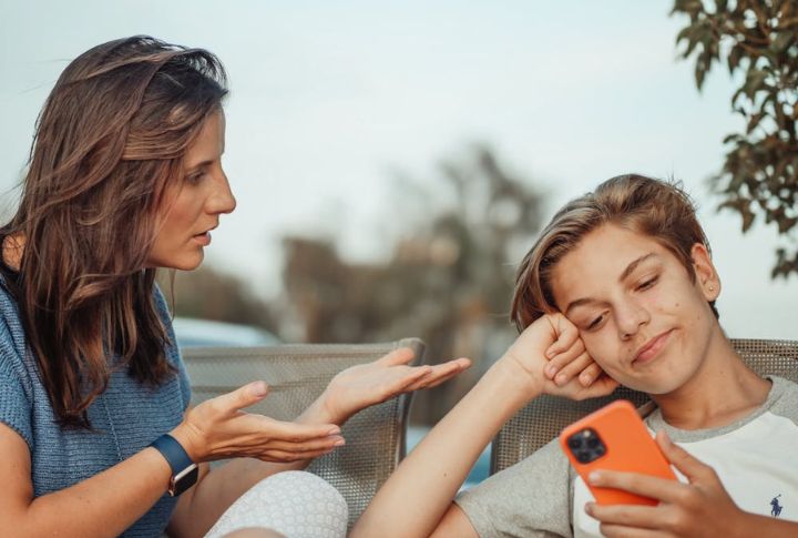 20 phrases parents say that hurt more than they think