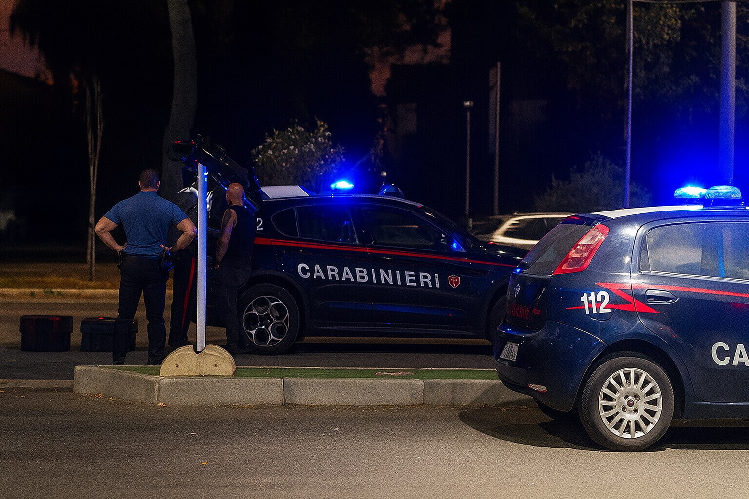 Napoli, ubriaco fugge dal bar con lo champagne rubato. Si mette alla ...