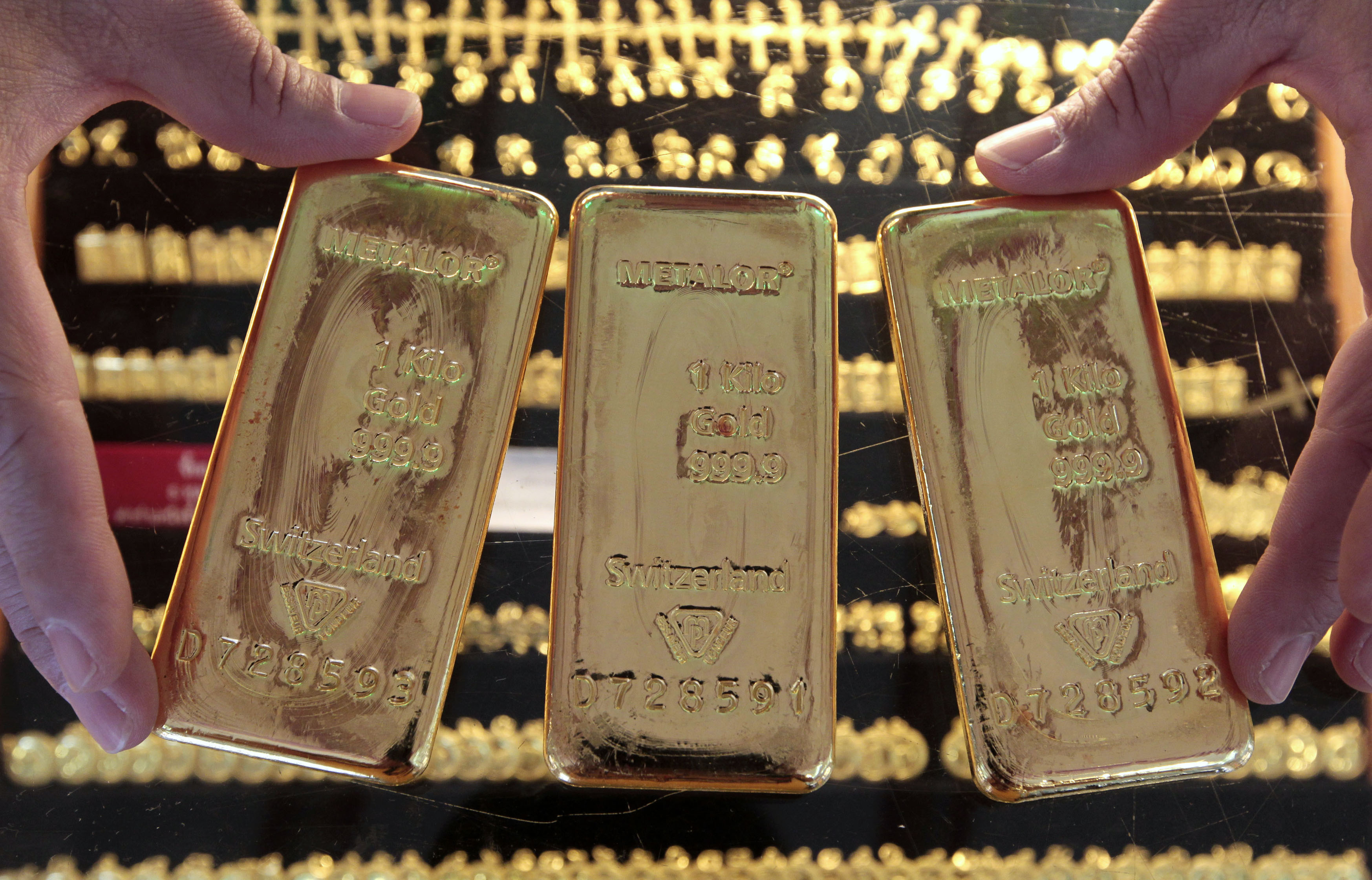Gold prices slump after central banks hold interest rates steady