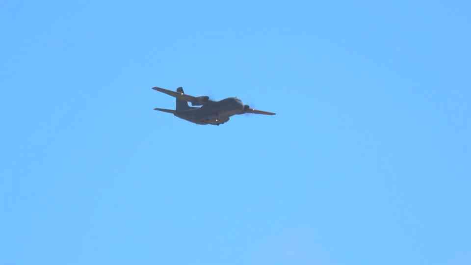 Watch the Australian International Airshow turn the sky into absolute chaos