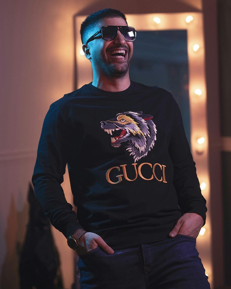 Psychology says people who wear designer logos everywhere share these ...