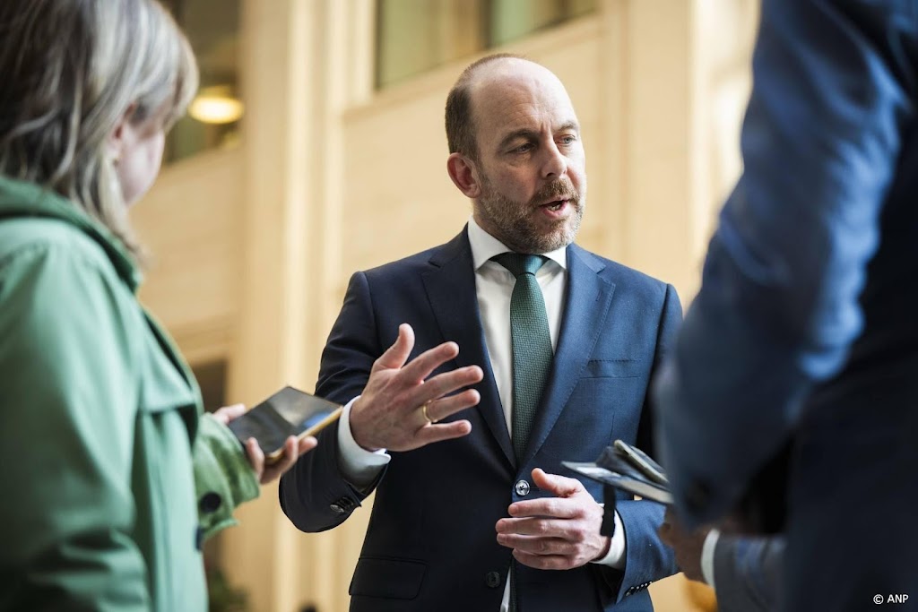Van den Brink ziet nog geen probleem na winst partijen tegen AZC