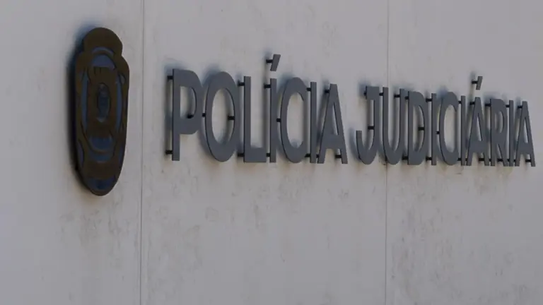 Corpo de homem encontrado carbonizado em Almada. PJ investiga