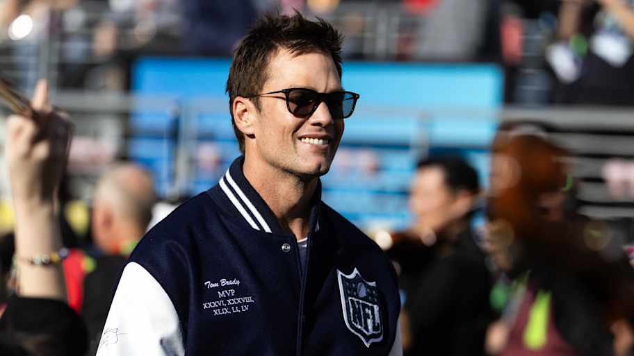 Patriots legend Tom Brady calls out Logan Paul at live event