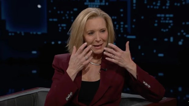 Lisa Kudrow reveals the 'Friends' season 8 moment that made her cry ...