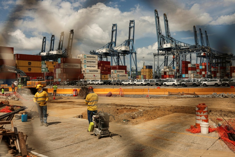La naviera china Cosco suspende sus operaciones en un puerto del canal ...