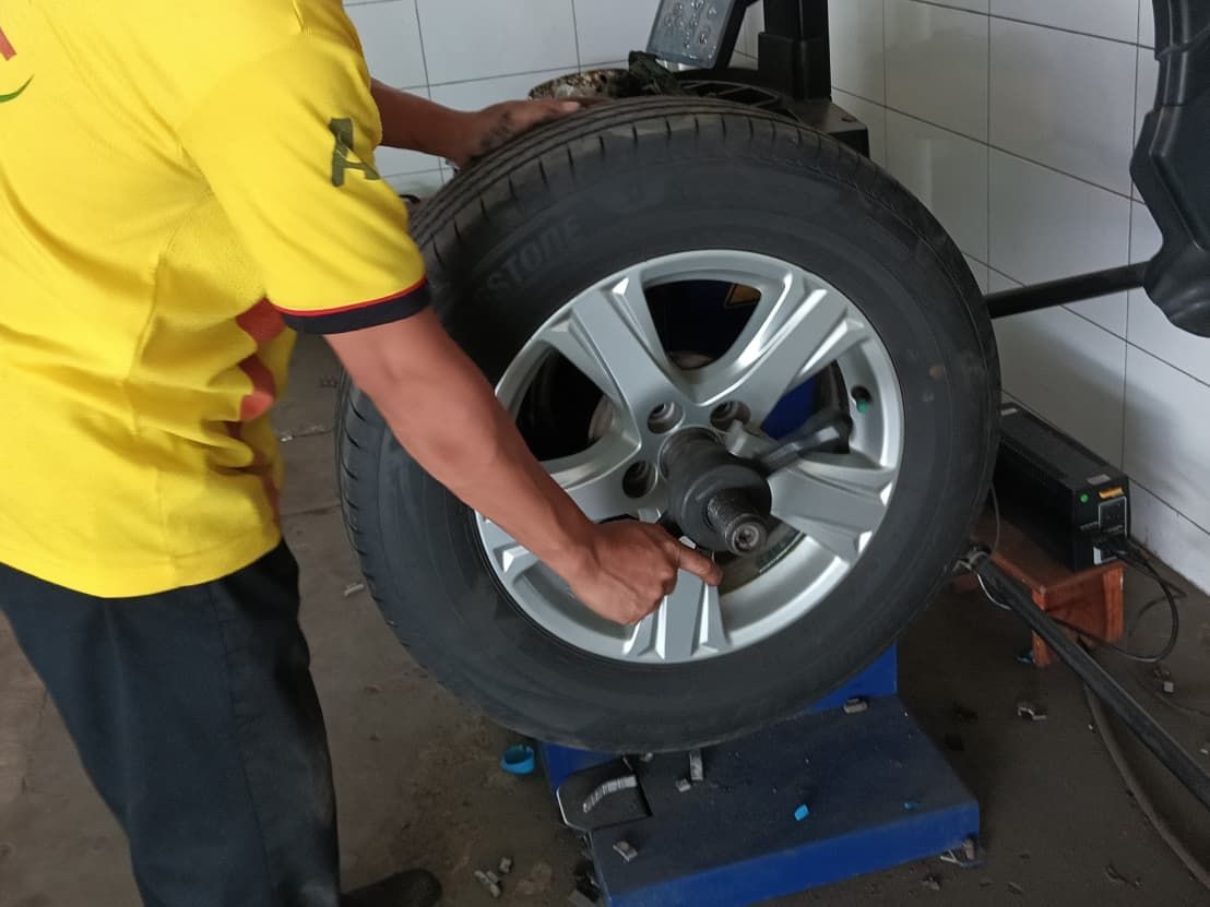 Merasakan gejala seperti ini? Wah, ban mobil bekas kalian harus di ...