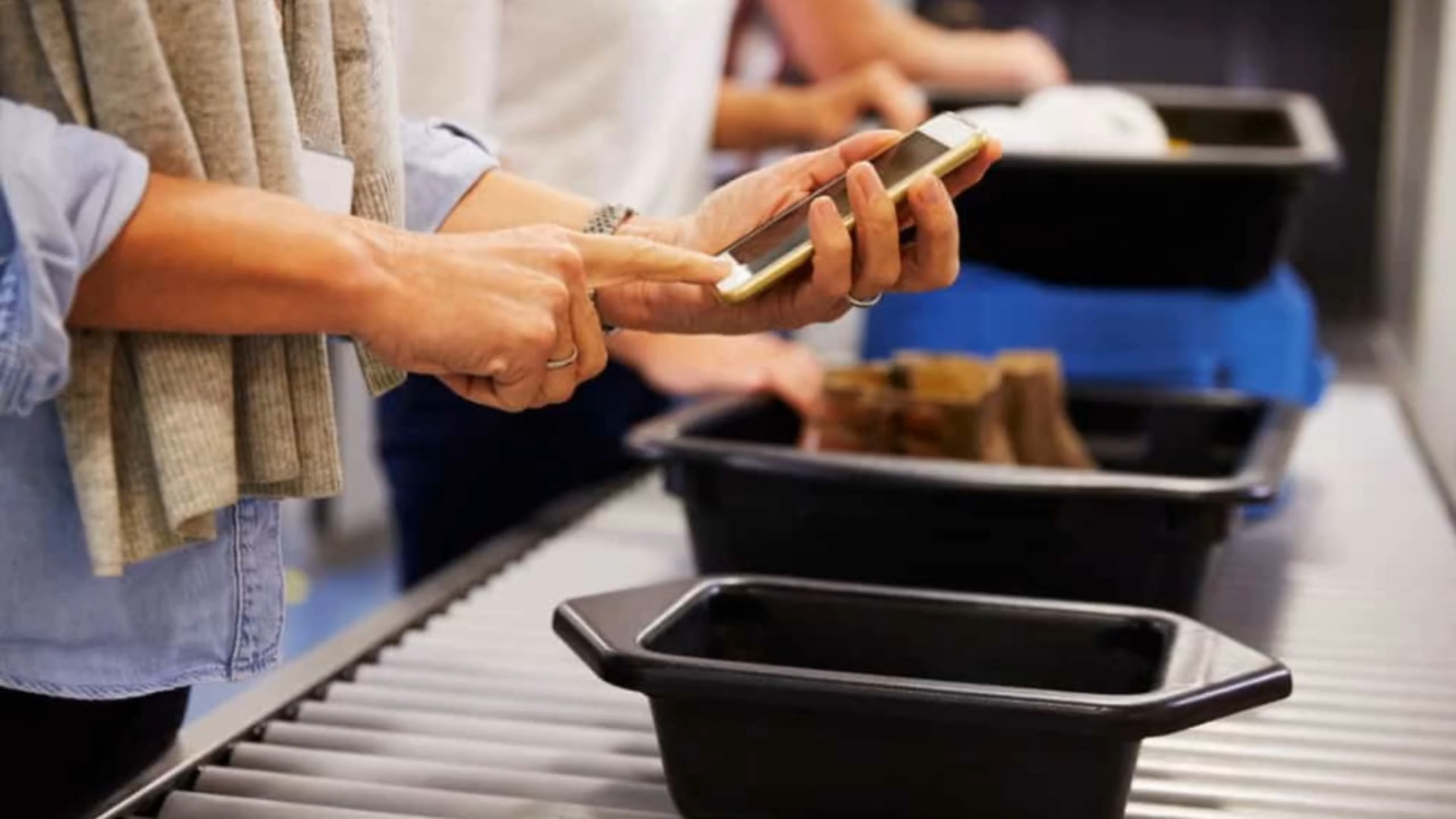 12 reasons travel experts say you shouldn’t put your phone in airport ...