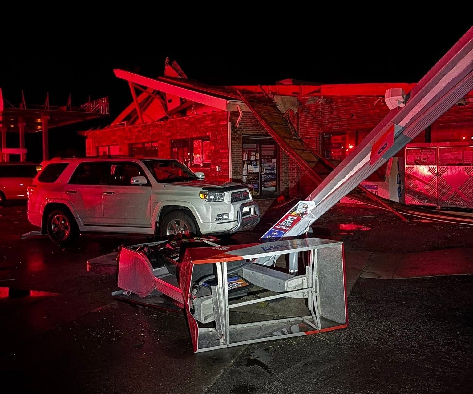 2 dead after possible tornado in Newton County
