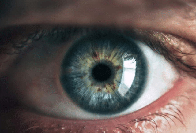 Burning eyes reasons: Why are your eyes drying if you don't stare at a ...
