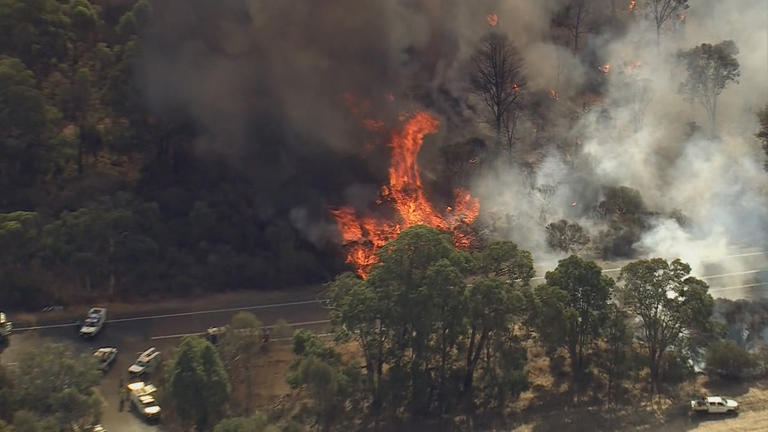 Evacuation routes blocked amid Perth bushfire emergency