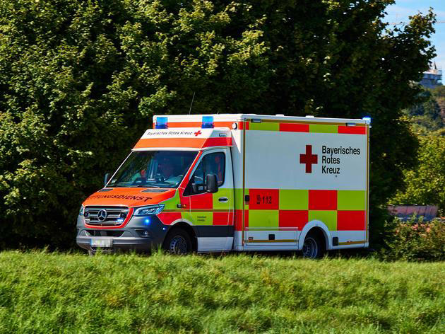 Begleiter schlug Alarm: 40-Jähriger stirbt bei Badeunfall in Bayern