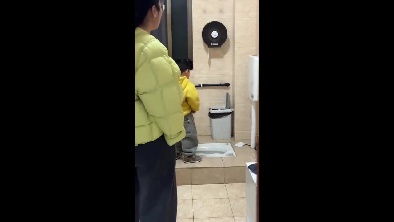 Boy slips on wet tiles while attempting to use squat toilet in Zhejiang ...