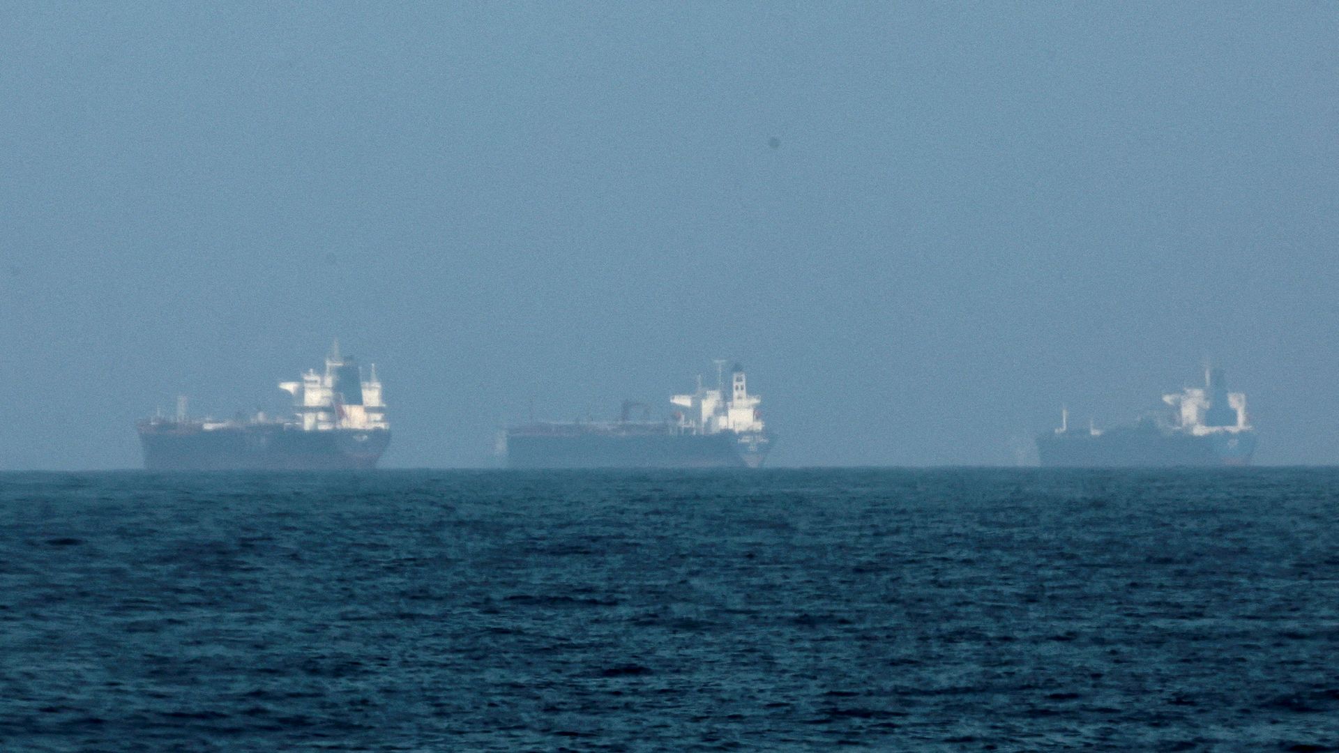 Iran: Feuer auf Frachtschiff in der Straße von Hormus nach Einschlag ...