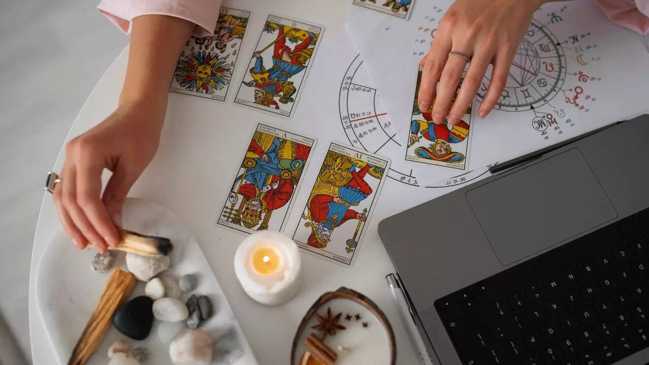 Can tarot cards predict change in life? Cards that reflect change in ...