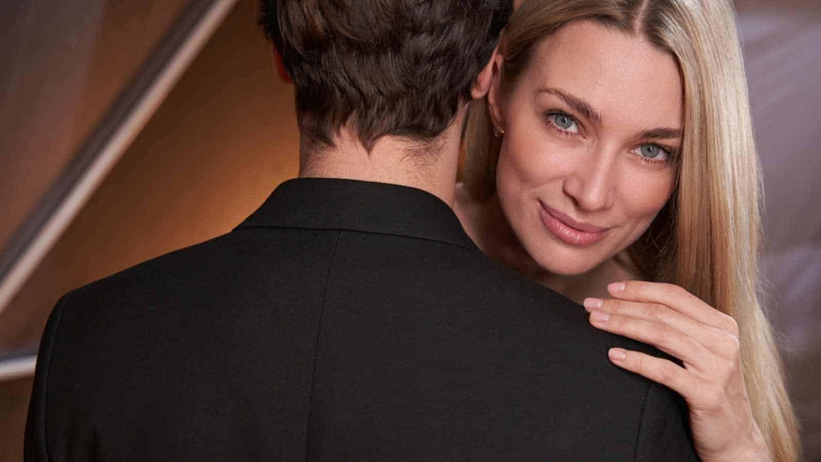 13 red flags people often mistake for signs of love and chemistry