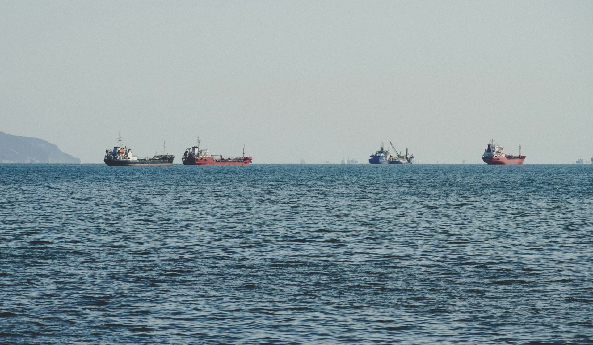 AXIOS: Τα Στενά του Ορμούζ παραμένουν ουσιαστικά κλειστά