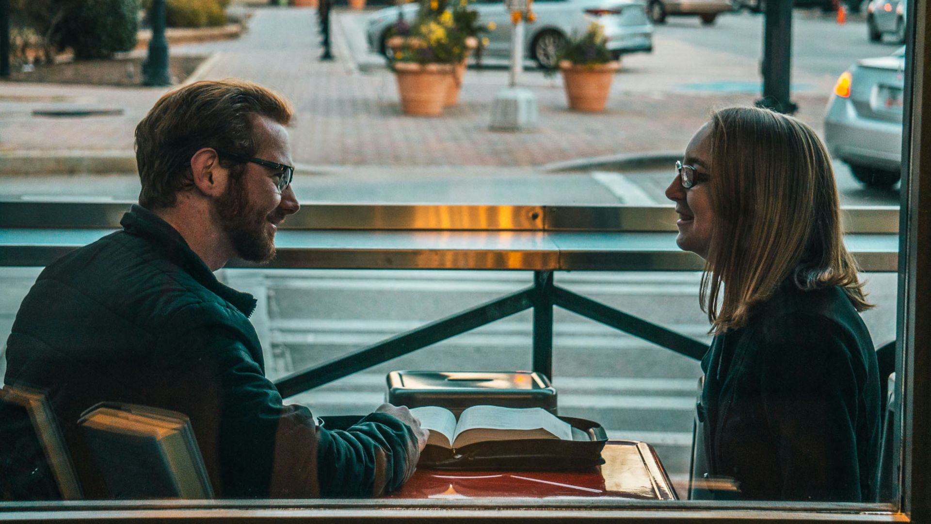 20 little things men do that make women weak in the knees