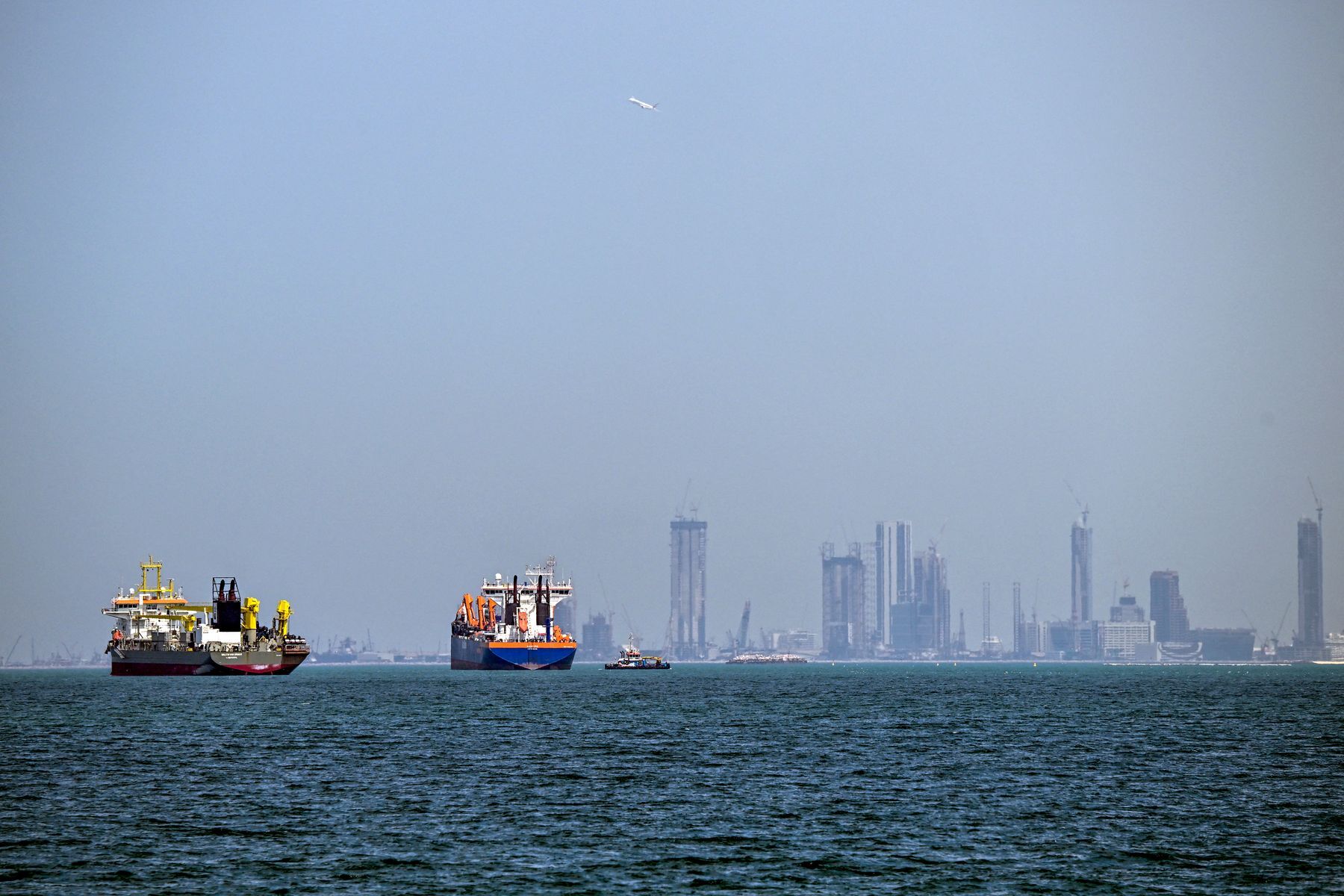 Strait of Hormuz: Three ships attacked, global markets under pressure