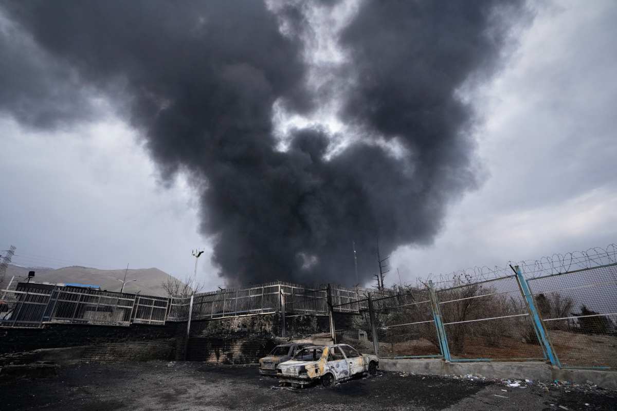 Macron calls for Hormuz reopening after Iran talks, 'lift blockade ...