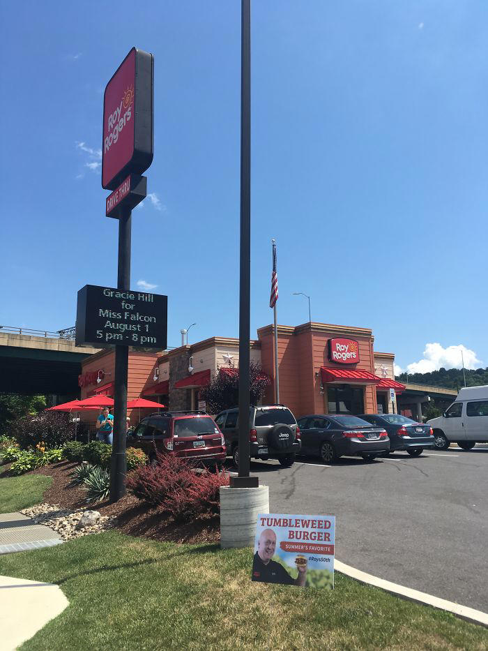 This person eats at the last locations of nearly defunct restaurant chains