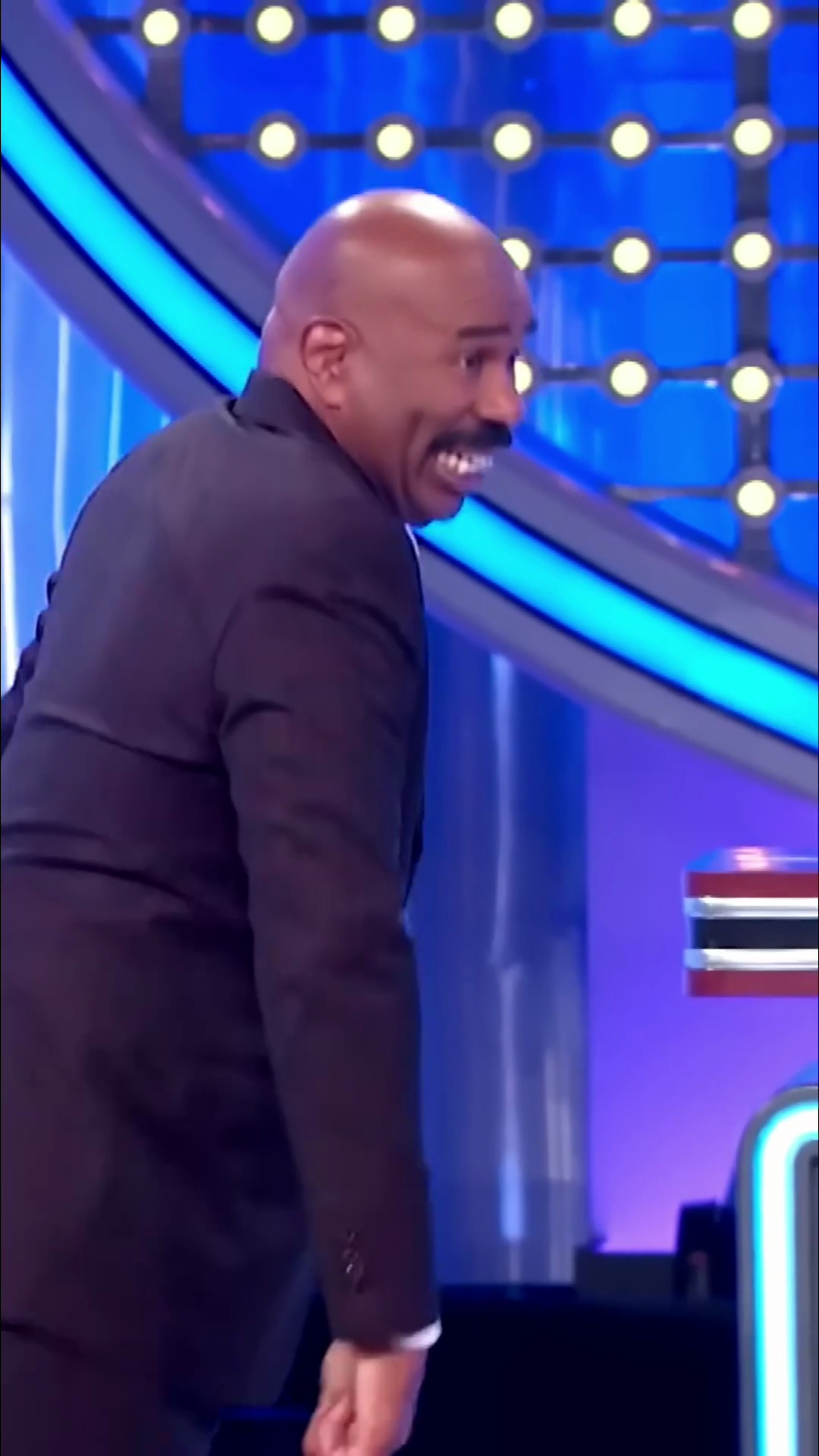 Steve Harvey slams his card after great Family Feud answer