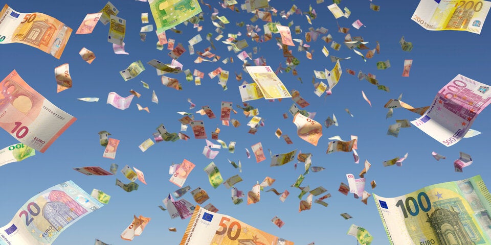 Geld-Regen! 10.000 Österreicher bekommen von Versicherung viel Geld zurück