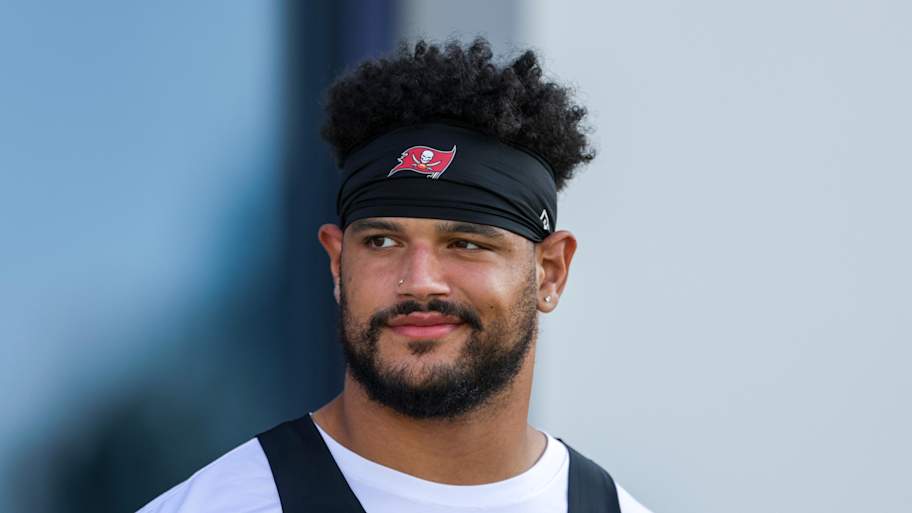 Buccaneers DT Logan Hall signs with Houston Texans