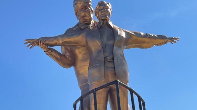 Une statue de Trump et Epstein inspirée de « Titanic » fait sensation ...