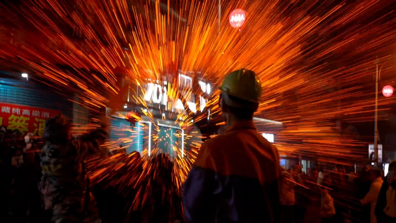 Traditional iron flower performance sends sparks flying in Sichuan, China