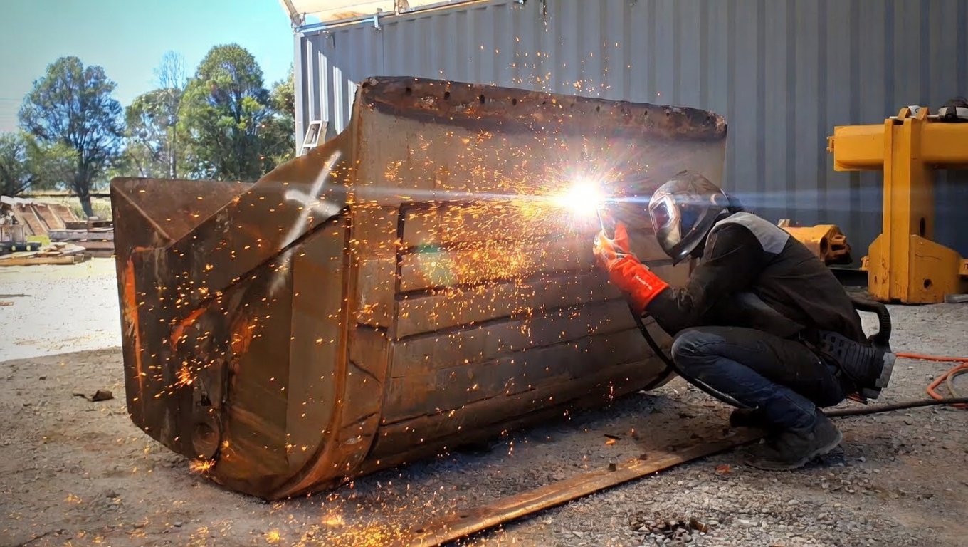 Bucket repair | From worn to new in 10 steps