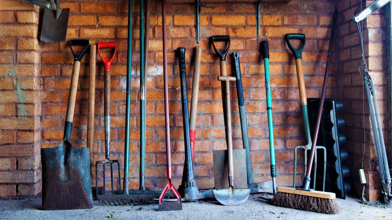 DIY A Simple Wooden Storage Rack To Keep Yard Tools Organized In Your ...