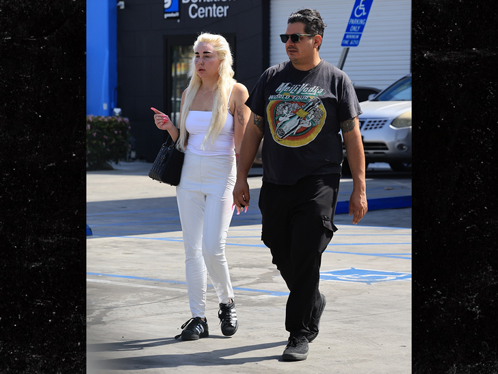 Amanda Bynes & boyfriend go shopping together at Goodwill